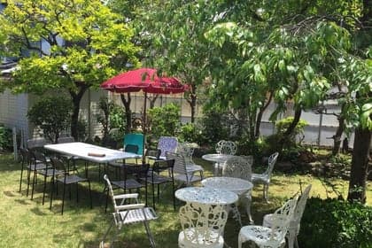 バーベキューやイベントに広い庭をご活用ください（オプションでキッチ・BBQセットの貸し出しもあります）