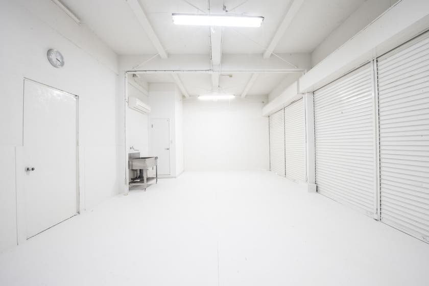 【京都市】白床白壁、木の床材、照明機材などのレンタルあり、様々な撮影にお使いいただけるレンタルスタジオ