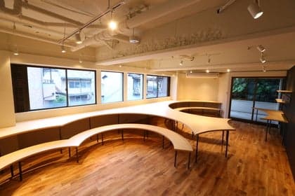 【京都】無垢の木を用いた居心地の良いスペースなら、無機質な会議室ではできない京都らしい落ち着いた会議・セミナー・説明会が可能に。
