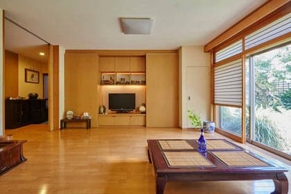 【新宿ガーデンハウス・ユニット１】80㎡一軒家の1階フロア貸し切り！古き良き時代の庭に面した家、駐車場＆WiFi完備。