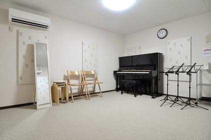 アコースティック楽器専用スタジオ。アップライトピアノ常設。