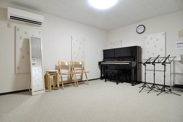 アコースティック楽器専用スタジオ。アップライトピアノ常設。 1枚目