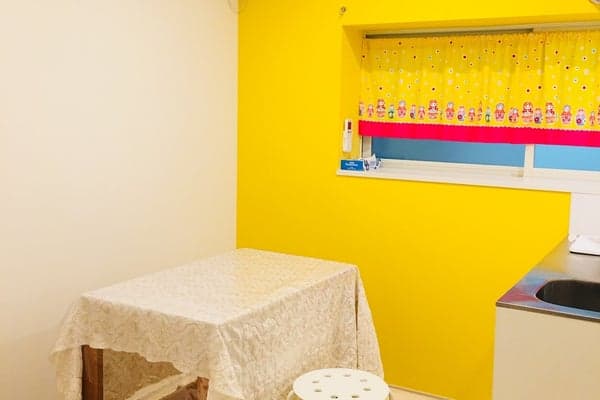 個室テレワークに【黄色】がアクセントの小さなお部屋。受験勉強などに！ 4枚目