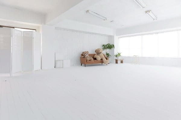 白壁白床。自然光で一日中キレイに撮影できる新宿のハウススタジオ 2枚目