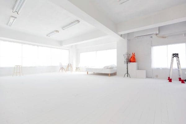 白壁白床。自然光で一日中キレイに撮影できる新宿のハウススタジオ 3枚目