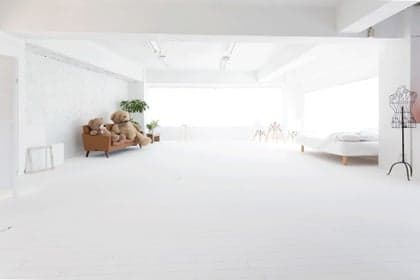 白壁白床。自然光で一日中キレイに撮影できる新宿のハウススタジオ