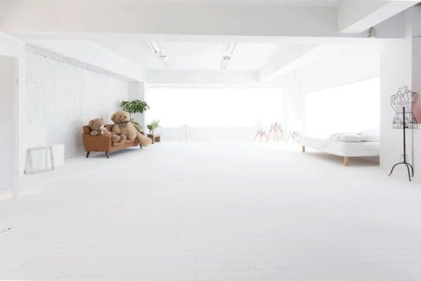 白壁白床。自然光で一日中キレイに撮影できる新宿のハウススタジオ 1枚目
