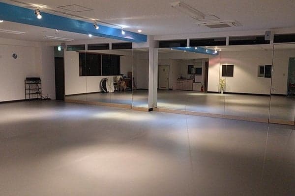 ダンス用リノリウム床、鏡、バレエバーあり。東所沢駅徒歩2分！　タントタンツダンススタジオ　 2枚目