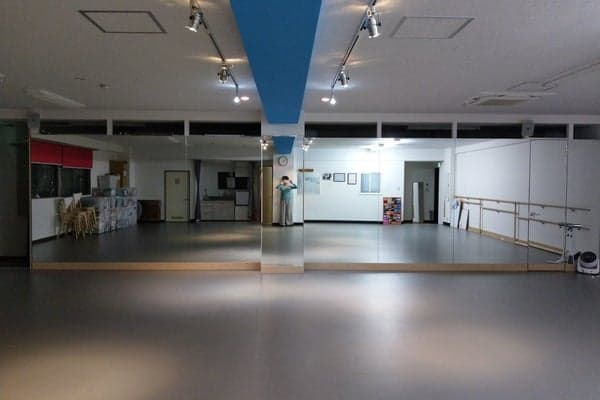 ダンス用リノリウム床、鏡、バレエバーあり。東所沢駅徒歩2分！　タントタンツダンススタジオ　 3枚目