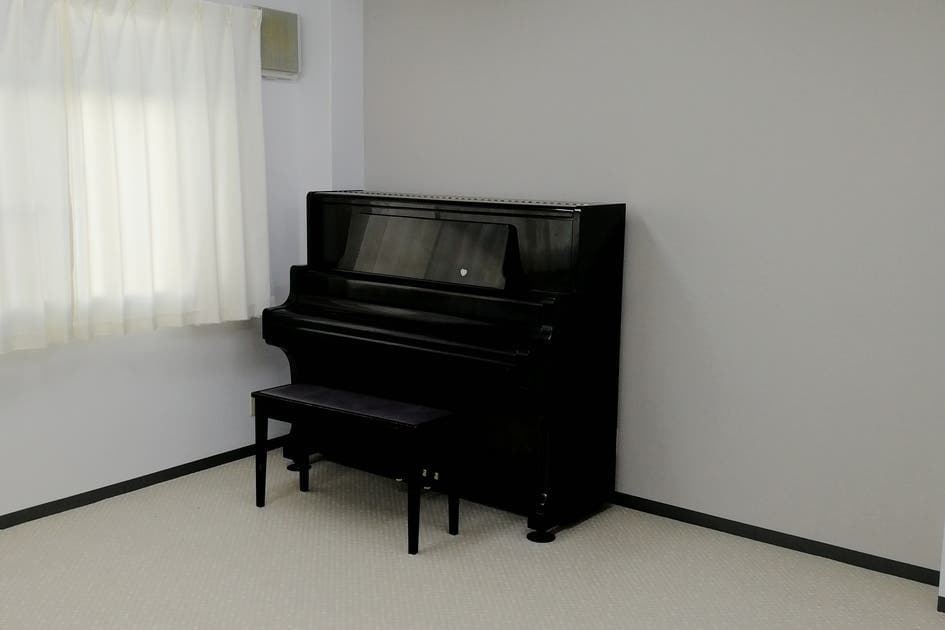 アップライトピアノ、窓に大きなホワイトボード有り！少人数でのご利用に最適。 2枚目