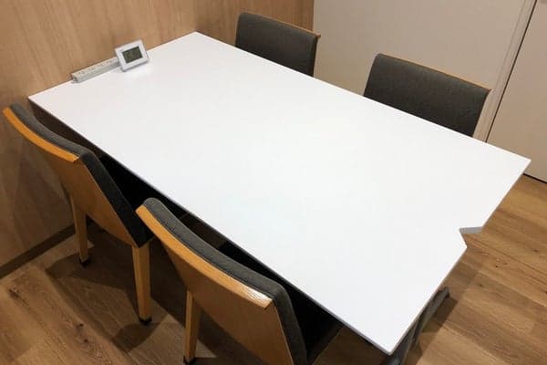 【四ツ谷駅徒歩4分】Wi-Fi・ホワイトボード完備のシンプルな会議室②！ 2枚目