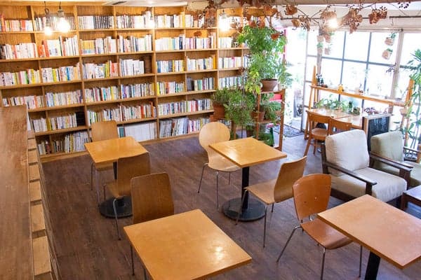 magari~カフェスタジオ~壁一面に本棚のある調理・飲食が可能な撮影スタジオ 1枚目
