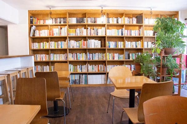 magari~カフェスタジオ~壁一面に本棚のある調理・飲食が可能な撮影スタジオ 3枚目