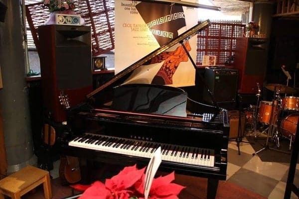 【Jazz】グランドピアノ、ウッドベース、ドラムの揃ったレトロな空間！演奏会、ロケ、撮影など 4枚目