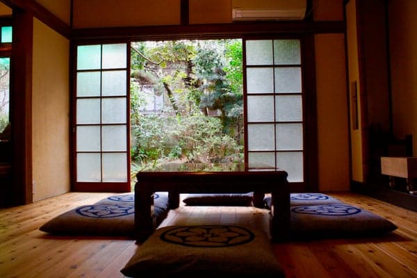 木洩れ陽スタジオは、東京都目黒区の静かな住宅街にある築62年の古民家ハウススタジオです。昭和の雰囲気を濃く残しています。 4枚目
