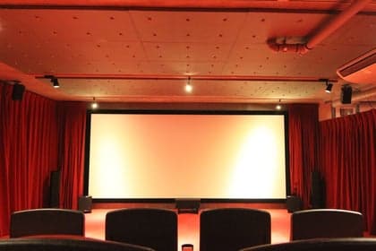 【南青山】200インチ大型スクリーン/４K映像映画館/上映会・撮影会・試写会などのご利用に！