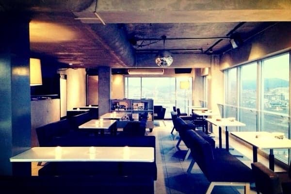 【三条木屋町】〜Ace cafe〜 鴨川・東山を一望できる、ビル最上階のスペースです♪パーティ・ロケ撮影・会議などに！ 2枚目