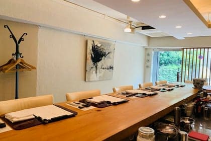 代官山の隠れ家レストラン 吉野杉の一枚板のカウンターと個室1部屋