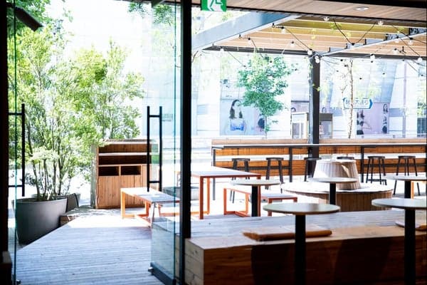 【自然光豊富な開放的なレストラン・カフェスペース】LIFULL Table 2枚目