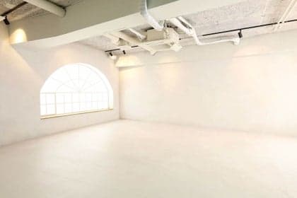 【京浜東北線　埼玉県　蕨市徒歩3分】手塗りの白壁白床。一日キレイに撮影できる埼玉の格安撮影スタジオ