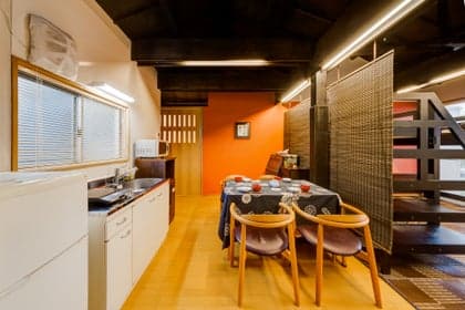 新宿で別荘気分、高天井梁のある部屋（2019年リノベーション済）簡易キッチン、駐車場あり。撮影や女子会などに！