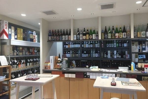 日本酒約150種類がずらりと並ぶ店内を、パーティーやセミナー等多目的スペースとしてご活用ください！ 4枚目