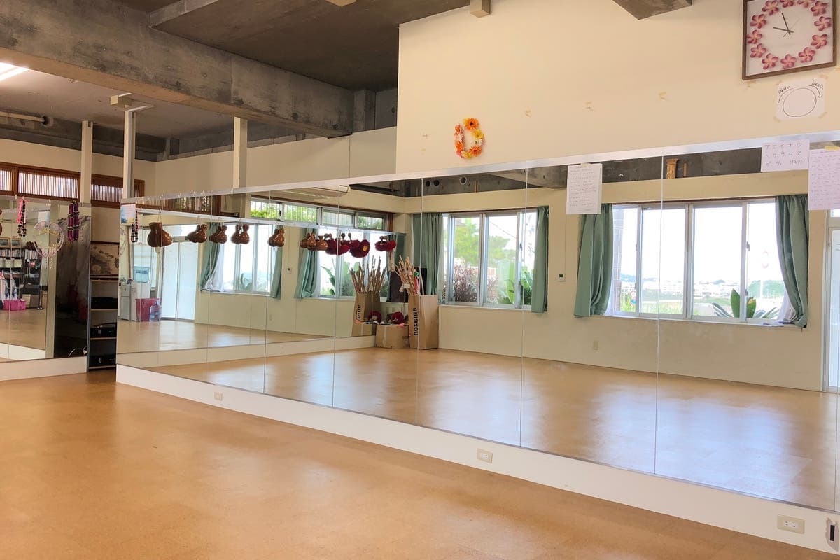 【スタジオ】沖縄/豊見城　鏡張りの広々スペースでダンスレッスンやヨガ、余興の練習などに最適！ 2枚目