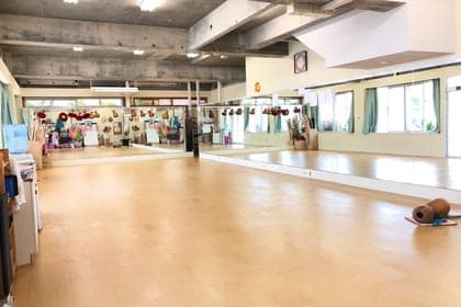 【スタジオ】沖縄/豊見城　鏡張りの広々スペースでダンスレッスンやヨガ、余興の練習などに最適！