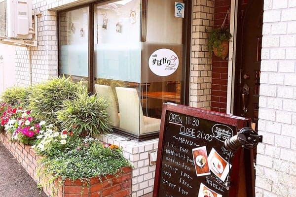 caféすぱかりは東府中駅より徒歩2分。8名程度の勉強会やパーティーに最適な空間です。 4枚目