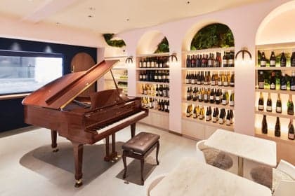 グランドピアノ（Essex by STEINWAY）が佇む上品な空間。コンサート・発表会・PV撮影に最適