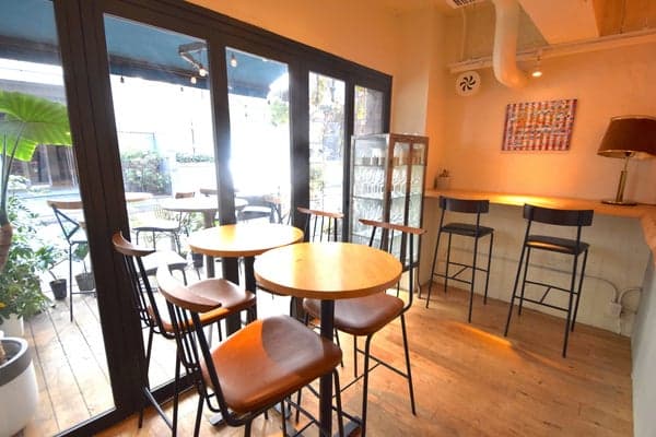 【渋谷・表参道・青山】 レンガ壁の外観が特徴的な路面実店舗カフェ。動画やスチール撮影など様々な用途に使えるレンタルスペース。 3枚目