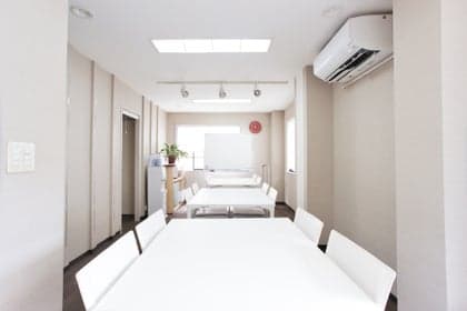 【品川駅徒歩５分】WiFi（高速光回線）・プロジェクター・ホワイトボード完備！明るく、静かな完全個室です。