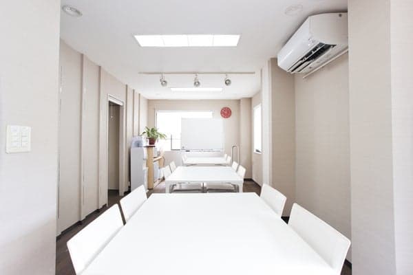 【品川駅徒歩５分】WiFi（高速光回線）・プロジェクター・ホワイトボード完備！明るく、静かな完全個室です。 1枚目