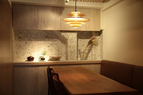 代官山の隠れ家レストラン 吉野杉の一枚板のカウンターと個室1部屋 4枚目