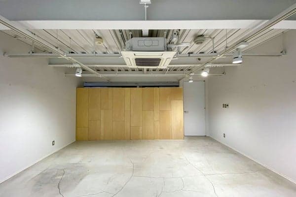 白い壁とコンクリート床の多目的スペース！撮影やリモートワークのサテライトオフィスにも最適！ 3枚目