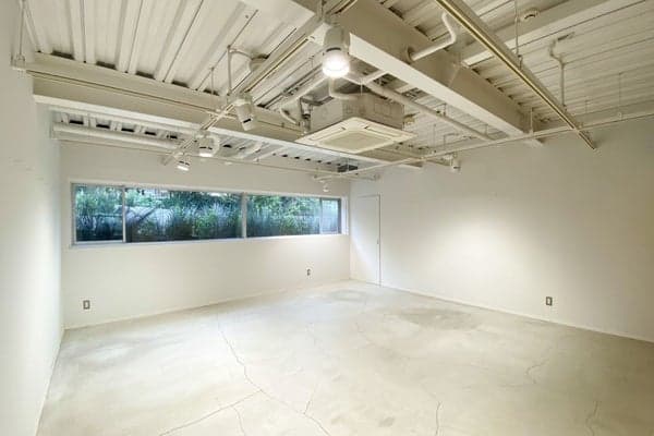 白い壁とコンクリート床の多目的スペース！撮影やリモートワークのサテライトオフィスにも最適！ 2枚目