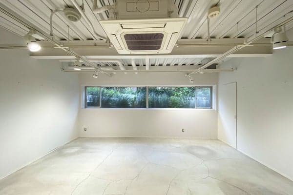 白い壁とコンクリート床の多目的スペース！撮影やリモートワークのサテライトオフィスにも最適！ 4枚目