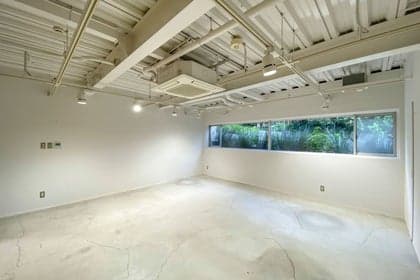 白い壁とコンクリート床の多目的スペース！撮影やリモートワークのサテライトオフィスにも最適！