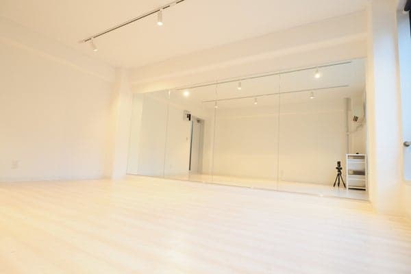 【関内駅2分】ダンス・撮影にオススメのキレイなスタジオ！大型鏡、WIFI、スピーカー、プロジェクター 3枚目