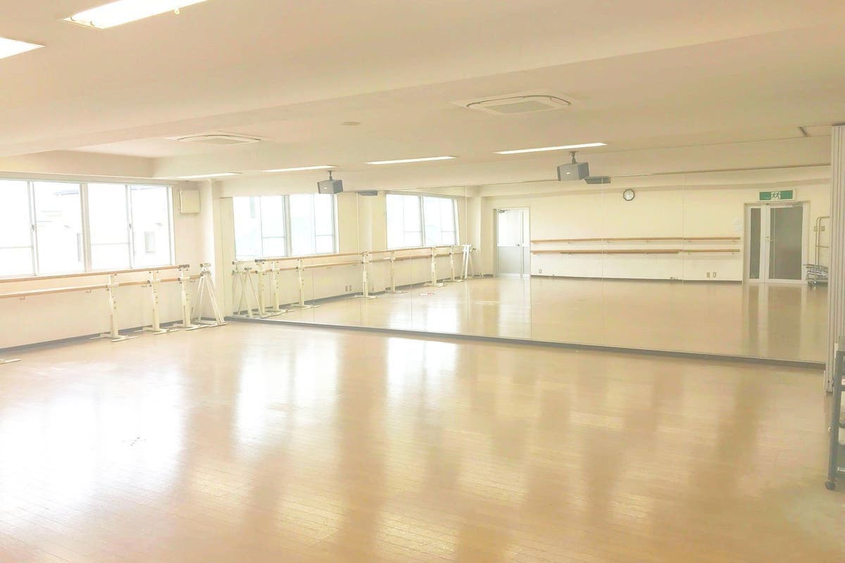 柏市のレンタルダンススタジオ 広々10m×10mで前面ミラー、採光抜群です！ 1枚目