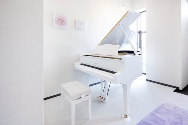 白いグランドピアノが弾けるスタジオ！撮影・ライブ配信・練習・レッスンにおすすめ！ 1枚目