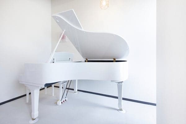 白いグランドピアノが弾けるスタジオ！撮影・ライブ配信・練習・レッスンにおすすめ！ 2枚目