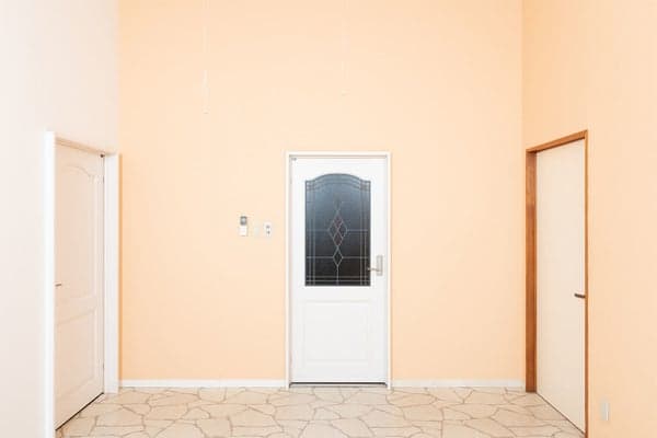 テラコッタ調タイルの床とオレンジの石目調や白の壁、ワンポイントに黒の壁も作りました。 3枚目