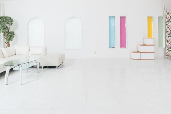 壁も床も白を基調にしたスタジオ  オレンジやバラ柄の壁面も。  自然光も入る明るいCスタジオ 1枚目