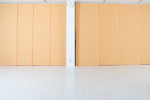 壁も床も白を基調にしたスタジオ  オレンジやバラ柄の壁面も。  自然光も入る明るいCスタジオ 4枚目