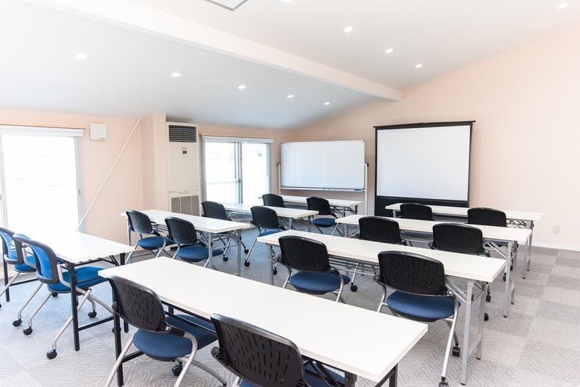 コワーキングスペース併設の貸し会議室　プロジェクタ―　ホワイトボード完備　フリーWi-Fi