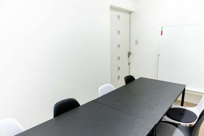 コワーキングスペース併設の貸し会議室　ホワイトボード完備　フリーWi-Fi