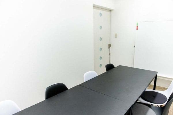 コワーキングスペース併設の貸し会議室　ホワイトボード完備　フリーWi-Fi 1枚目