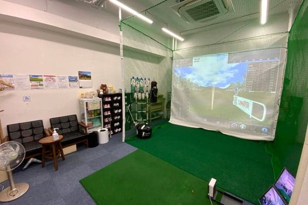完全個室の室内ゴルフ練習場の１号室（OUT）。シミュレーターを使ったゴルフ練習・レッスン会・イベントや撮影会に！ 2枚目