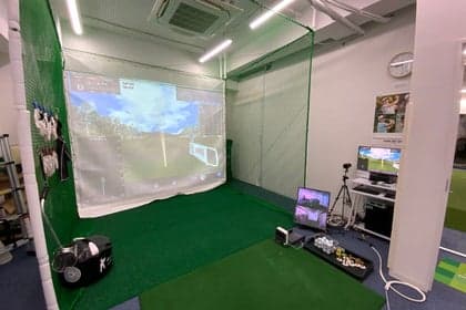 完全個室の室内ゴルフ練習場の１号室（OUT）。シミュレーターを使ったゴルフ練習・レッスン会・イベントや撮影会に！